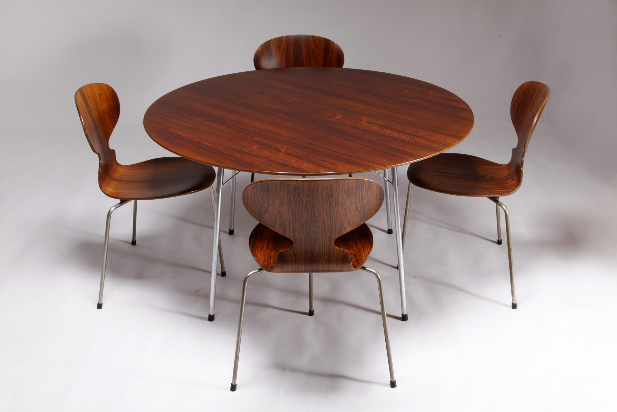 FH3600 dining table & set of four Ant chairs in rosewood by Arne ...