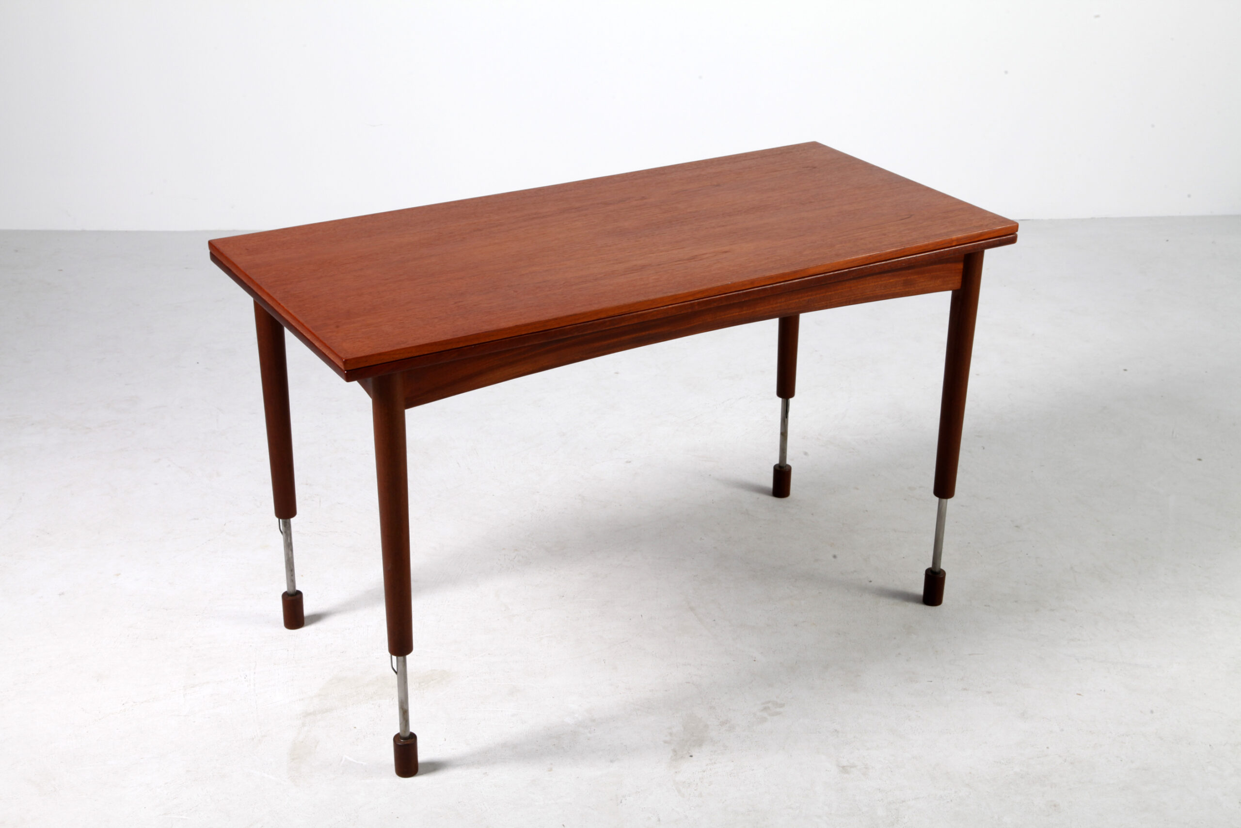 Adjustable height table in teak by Hans Olsen | Swanky Systems